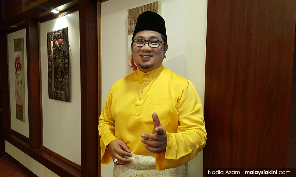 Pentas persembahan tertutup, Azadan cari rezeki di pasar raya