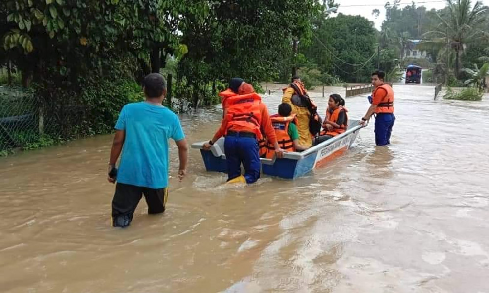 More evacuated as floods worsen in four states