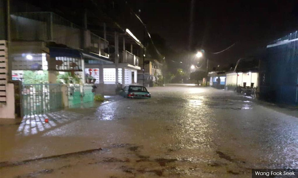 Flood evacuees rise as east coast situation worsens