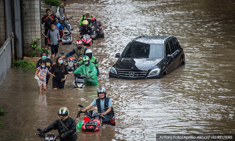 Indonesian capital slammed by monsoon floods, more than 1,000 forced to ...