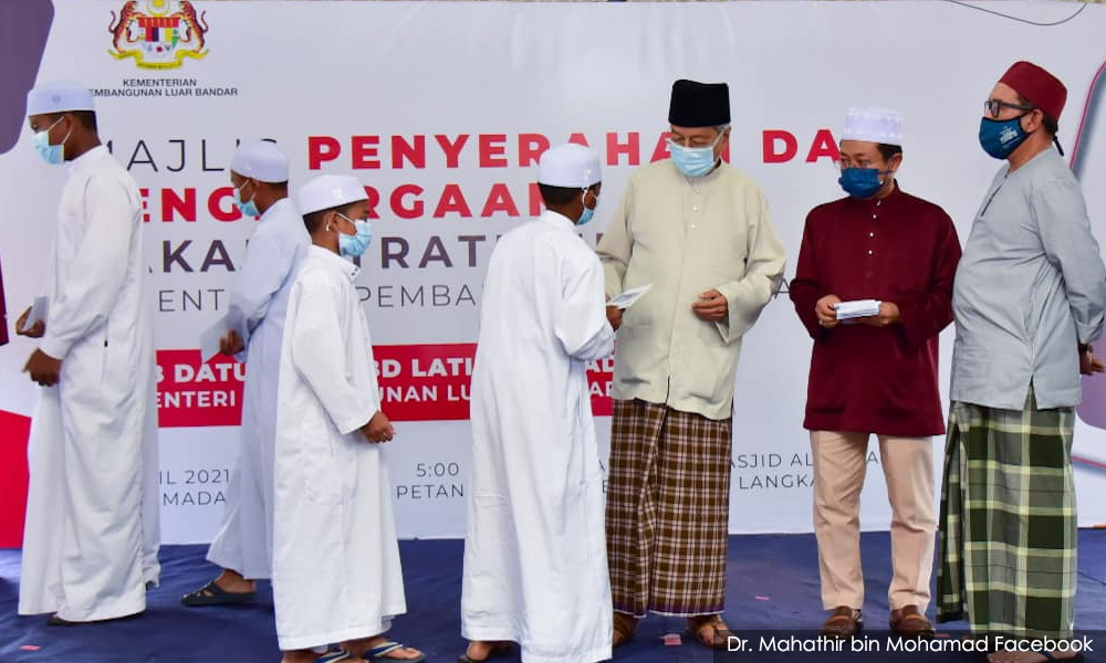 Pemuda Umno 'dungu' dakwa Dr M sokong PM, kata pembantu