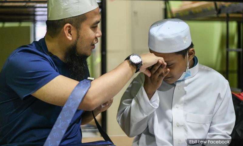 Preacher Ebit Lew helps homeless boy at Bukit Raja