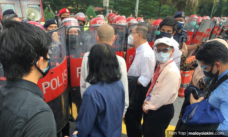 Police call up 8 MPs over Monday's attempt to enter Parliament